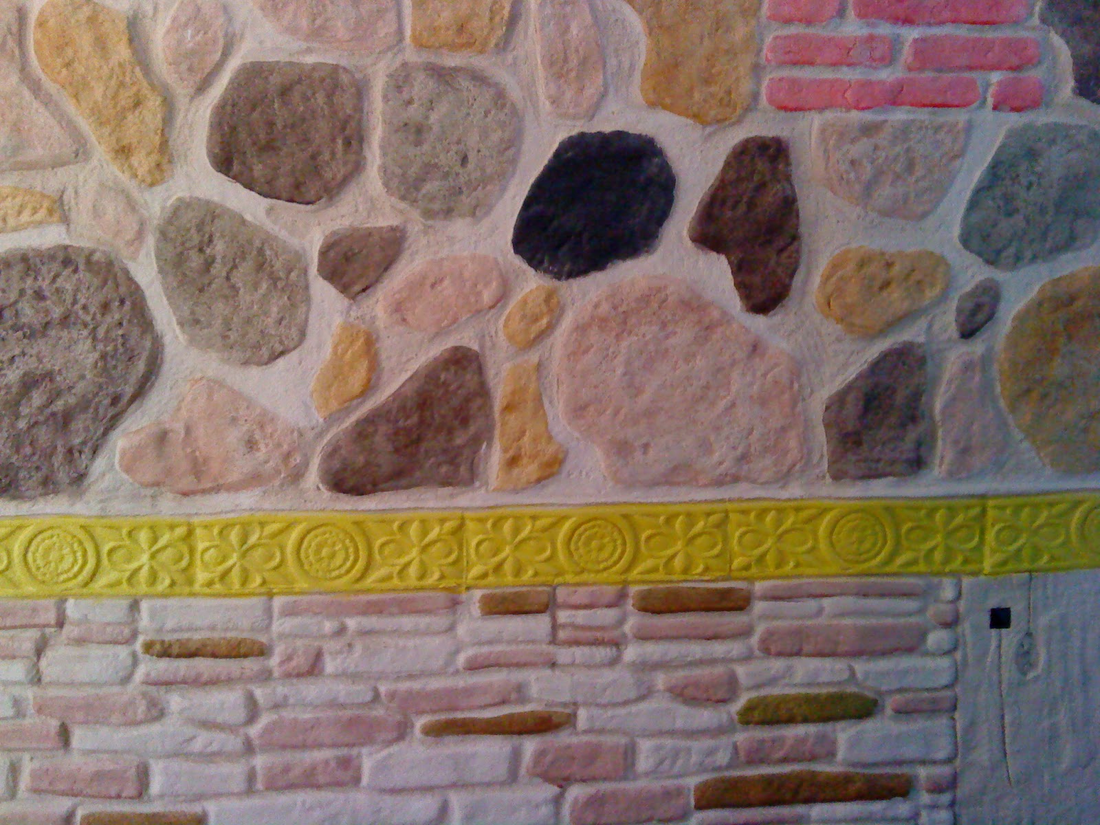 Decoracion de paredes con relieves: Habitacion colorida con relieves