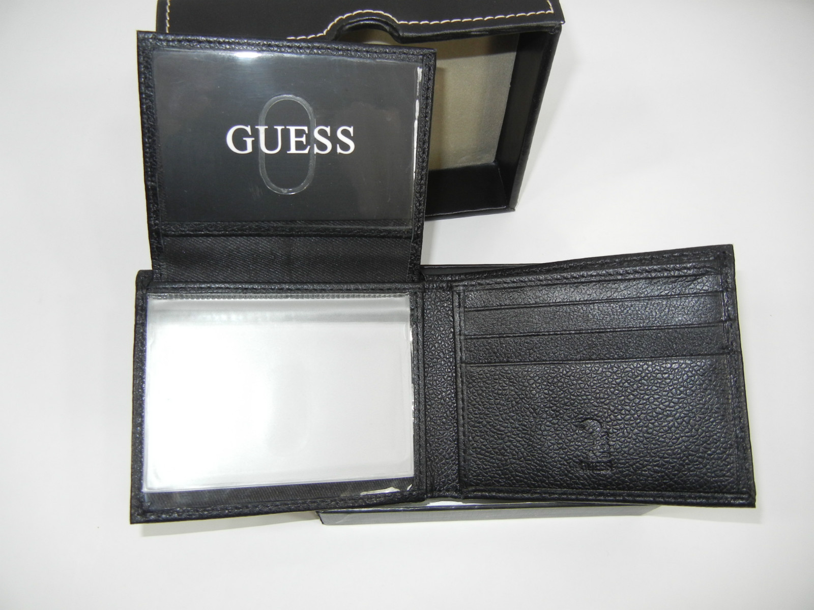 La Femme: GUESS Men's Black Passcase Bifold Wallet