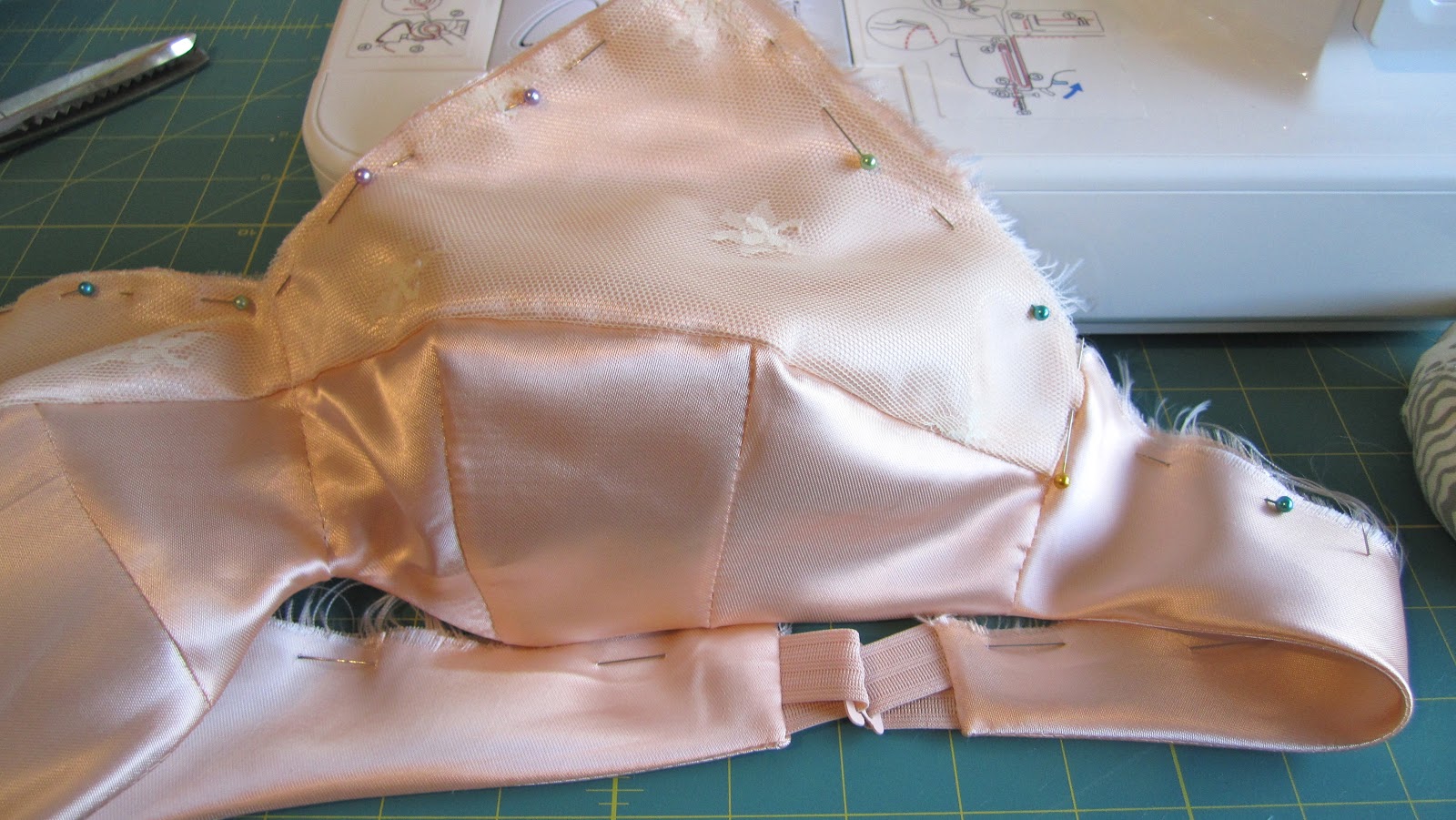 A Few Threads Loose: Ooh La La Pin-Up Sew-Along... Bra back closure.