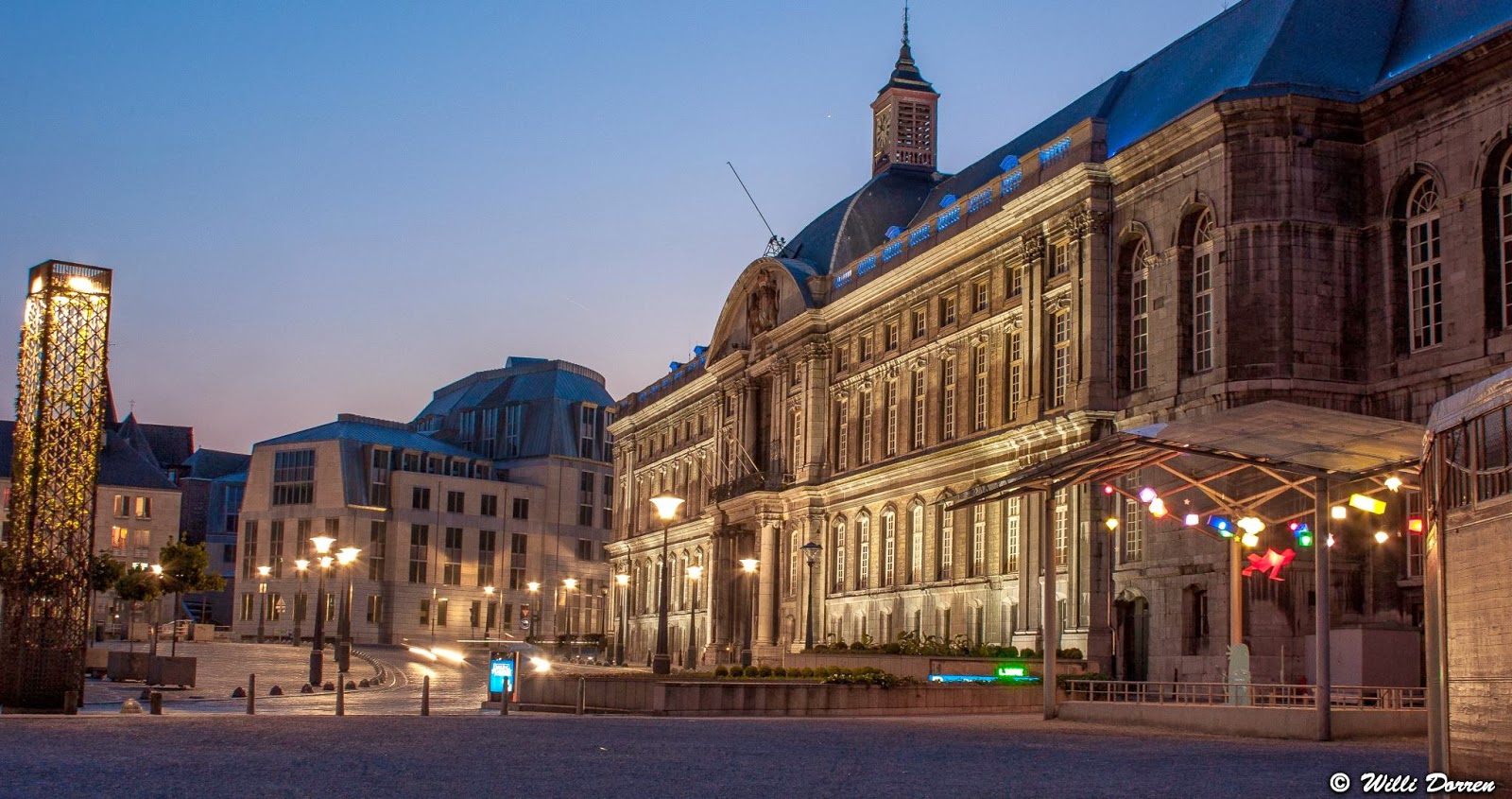 la ville de liege et ses quartiers: le centre de liege en soirée