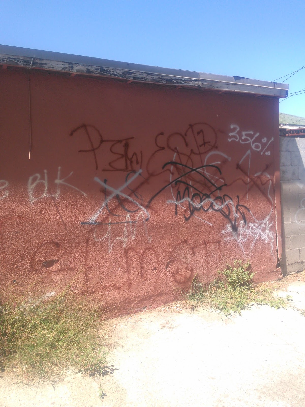 blood gangs graffiti: Elm street piru ( ESP , compton )