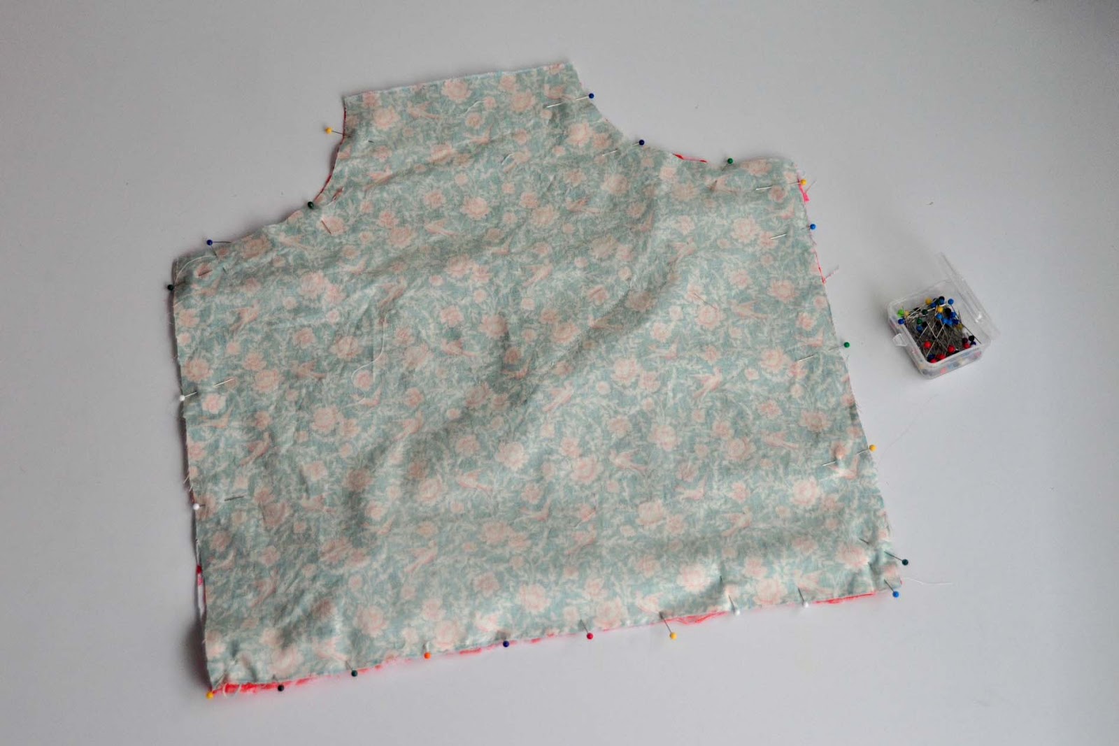 Aesthetic Nest: Sewing: Child's Reversible Fat Quarter Apron (Tutorial ...