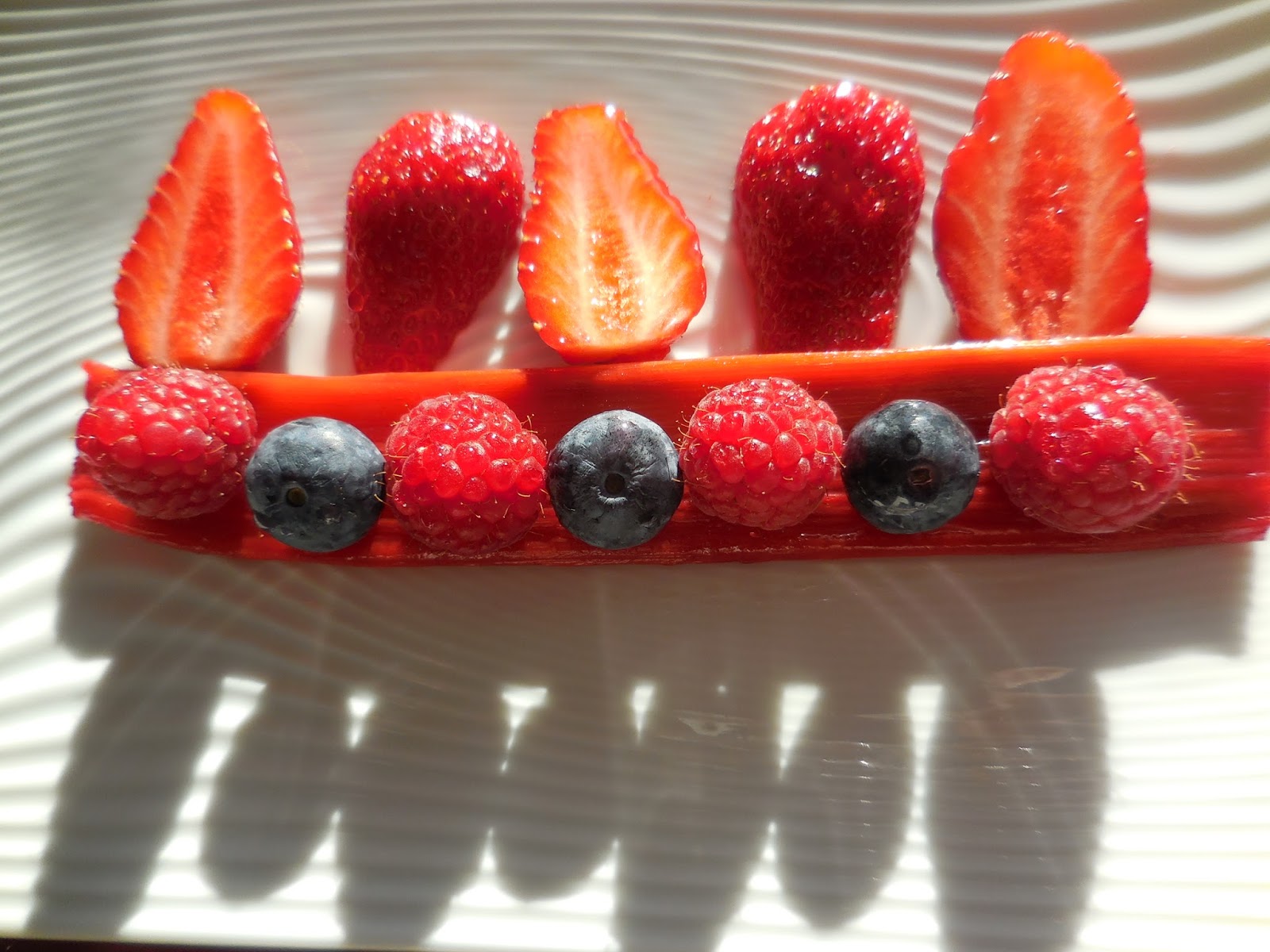 Cuisine de Line: RHUBARBE CONFITE ET FRUITS ROUGES