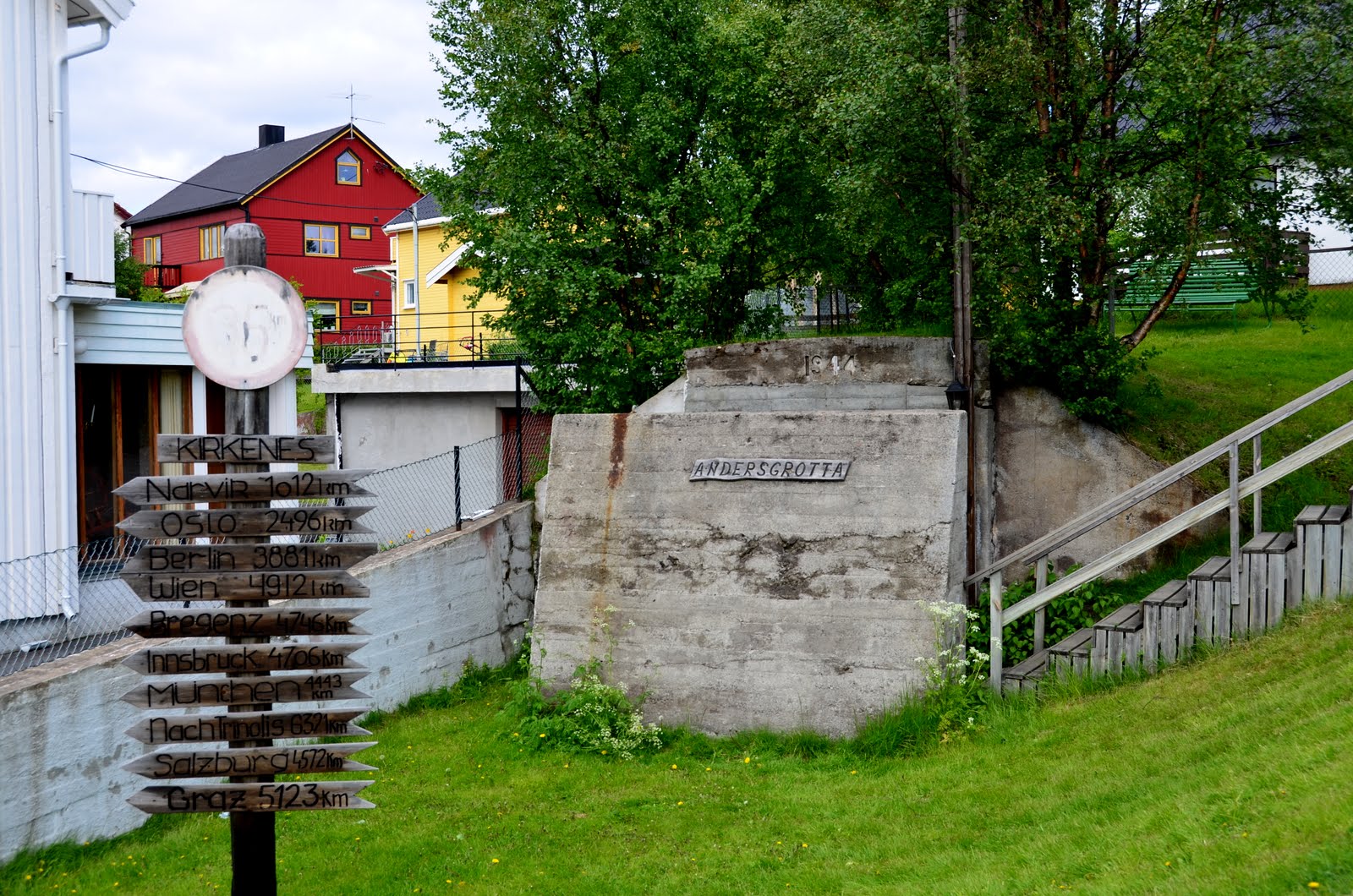Toisella puolen lahden: Kirkkoniemi, Kirkenes.