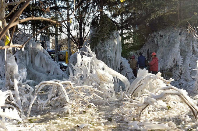This Building Turned Into A Frozen Work Of Art After A Water Pipe Burst ...