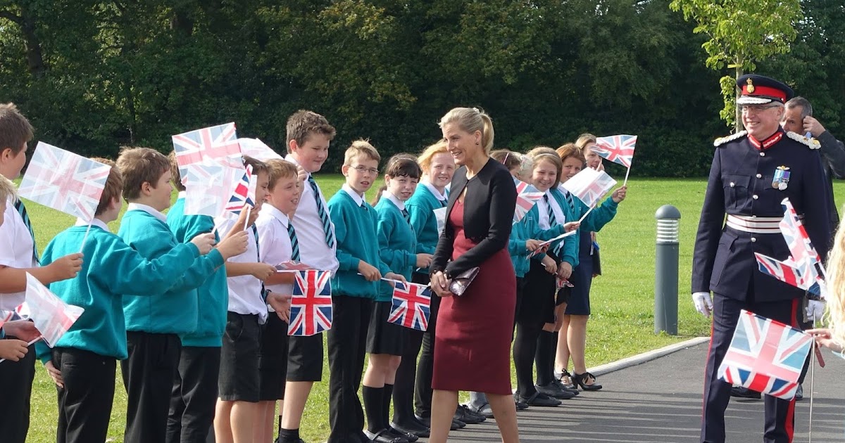 The Countess tours Dorset, visiting Sandford St. Martin's Primary ...