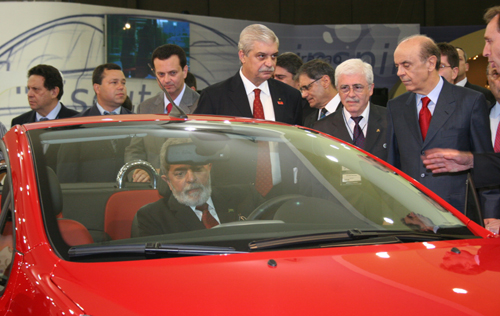 Carros caros antigos e importados: Lula no Salão de automóveis.