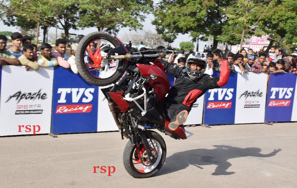 Indian Apache Bike Stunts