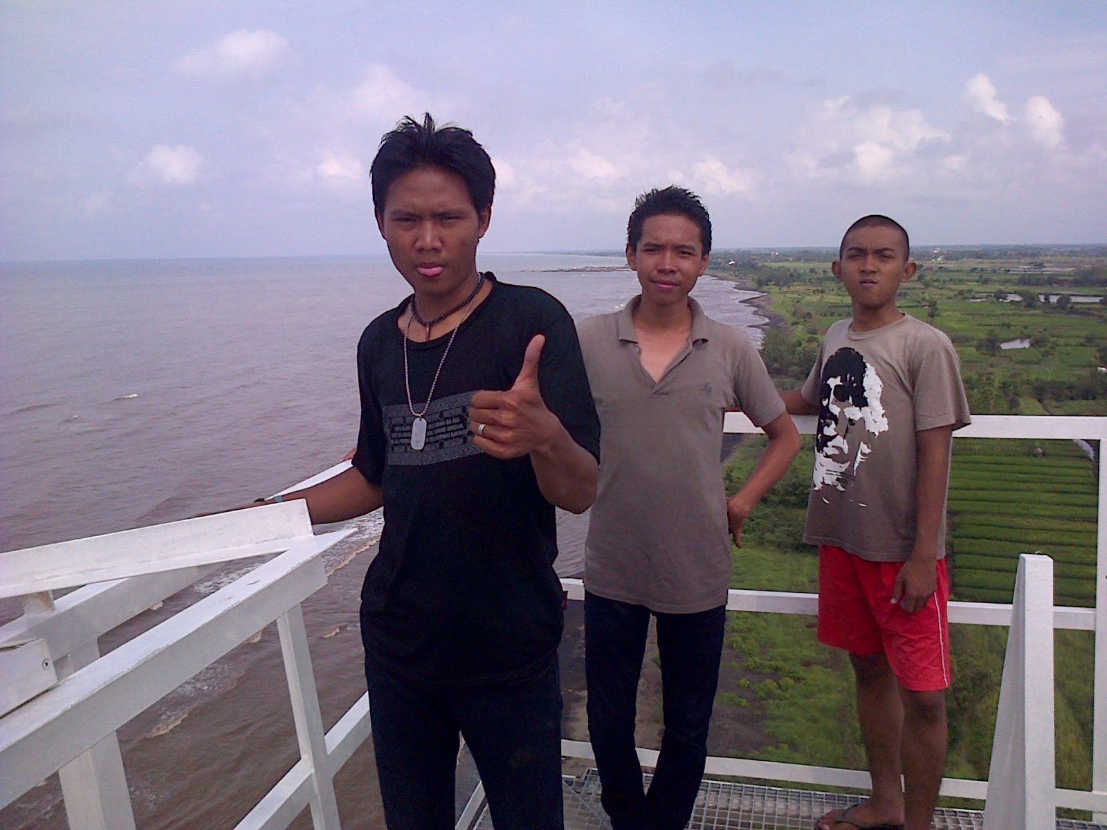 Berlibur dan menikmati pemandangan di pantai Sendang Sekucing, Kec ...