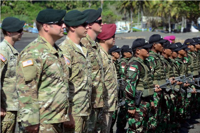 Latihan Intai Amfibi Marinir dan USA-Special Forces