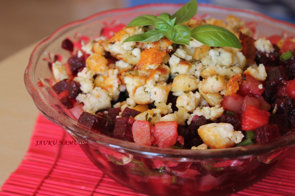 Jauku namuose: Burokėlių mišrainė su keptu varškės sūriu