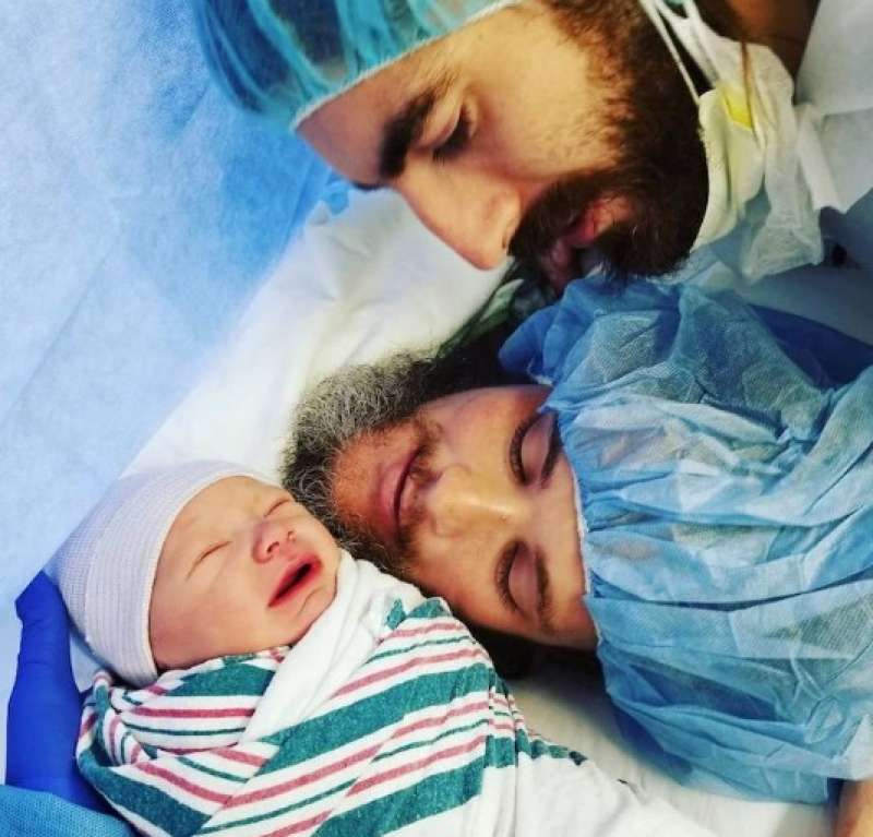 Transgender rimane incinta del compagno gay. L'incredibile storia dal Texas