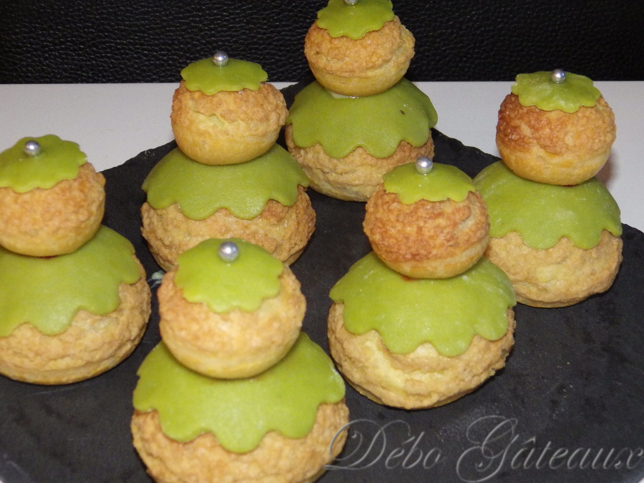 Débo Gâteaux : Religieuses Pistache/Framboise