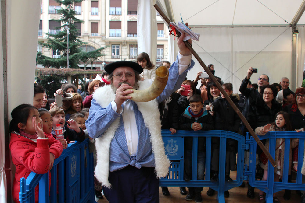 Cientos de personas reciben a Olentzero que hace un llamamiento a ...