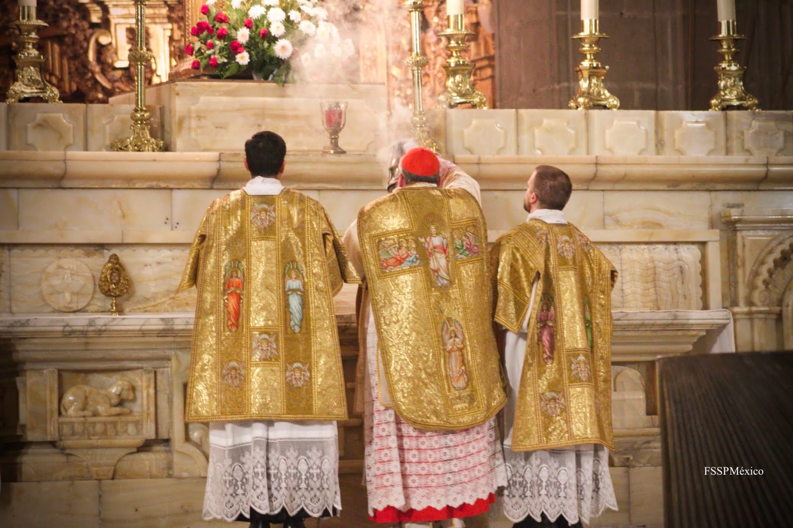 New Liturgical Movement: Cardinal Burke Celebrates Pontifical Mass in ...