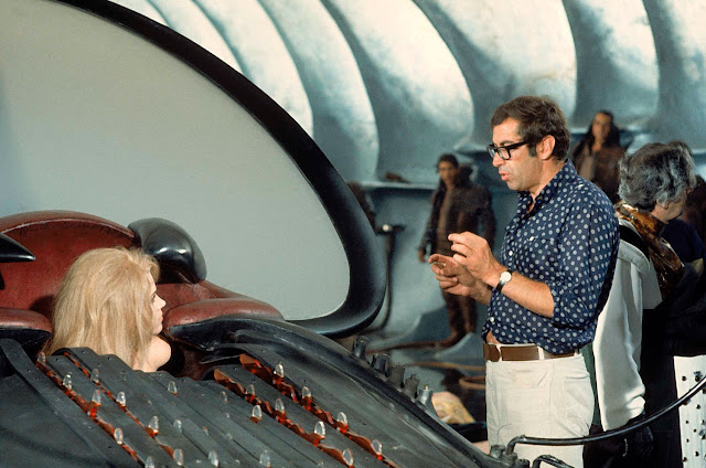 1960s Sci-fi Chic: 22 Rare and Funny Vintage Behind-the-Scenes Photos ...