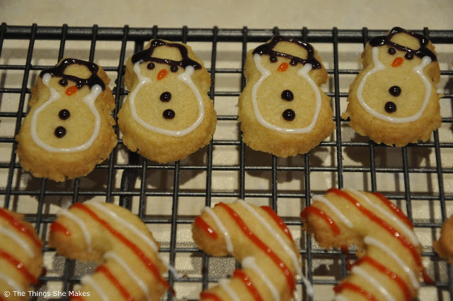 Iced Christmas Shortbread Biscuits | The Things She Makes