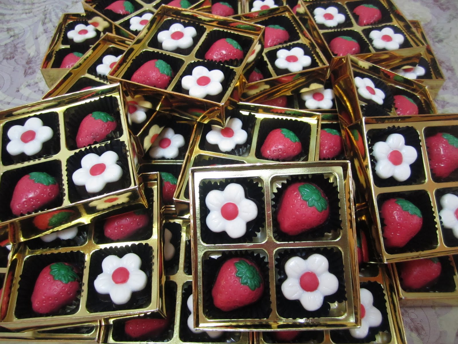 Lynn's Lovely Homemade: CHOCOLATE DOOR GIFT FOR VIP 4 CAVITY