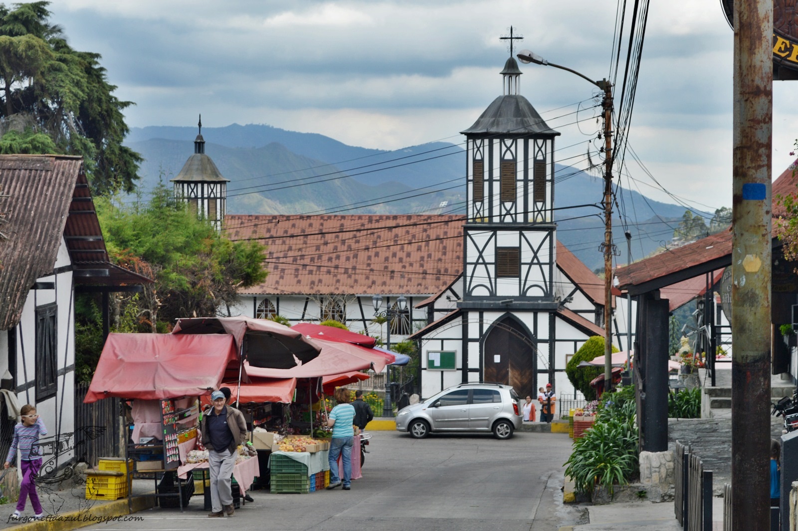 FURGONETA AZUL: COLONIA TOVAR.