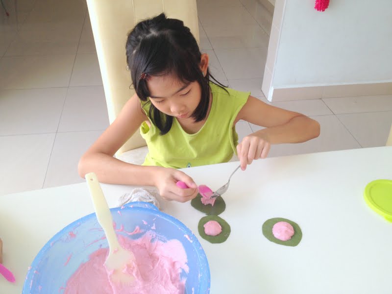 kenwee: Recipe: 喜板, Xi Pan Pink Kuih