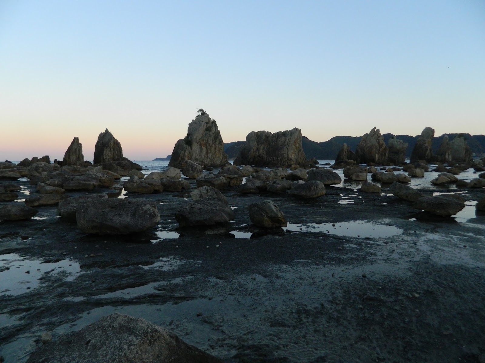 Nihon Fan: Hashigui-iwa Rocks - Part of Yoshino-Kumano National Park