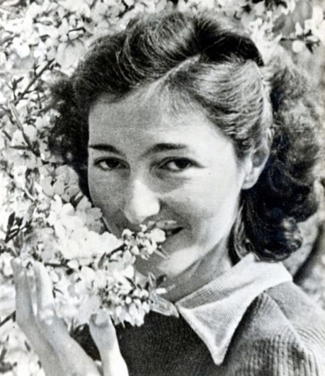 Beautiful Portraits and the Incredible Stories of Jewish 'Bond Girl ...