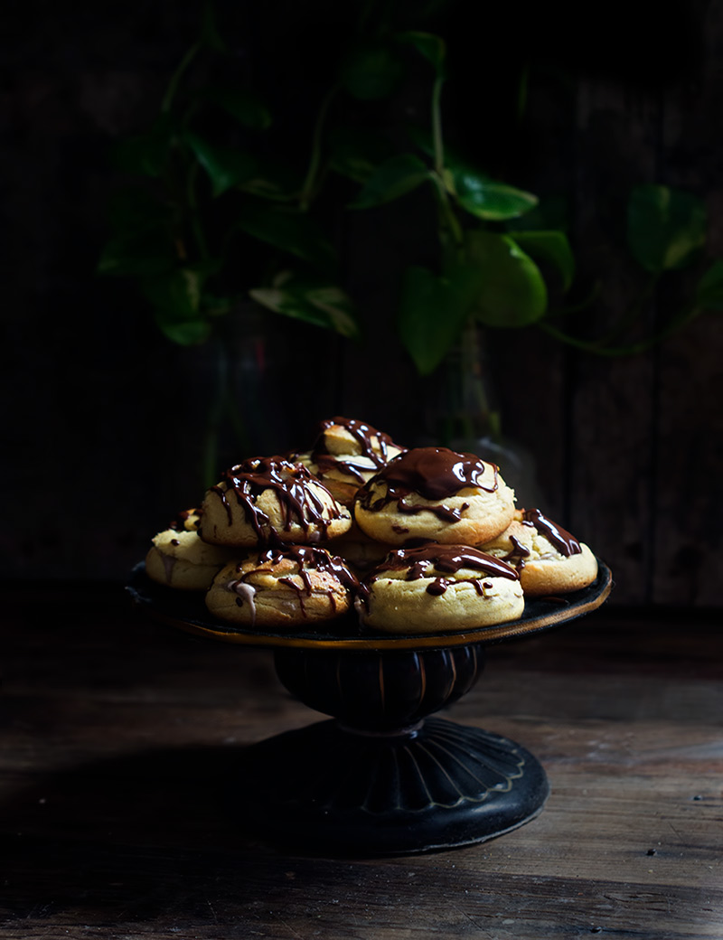 Profiteroles con crema de avellanas y chocolate | RÚSTICA