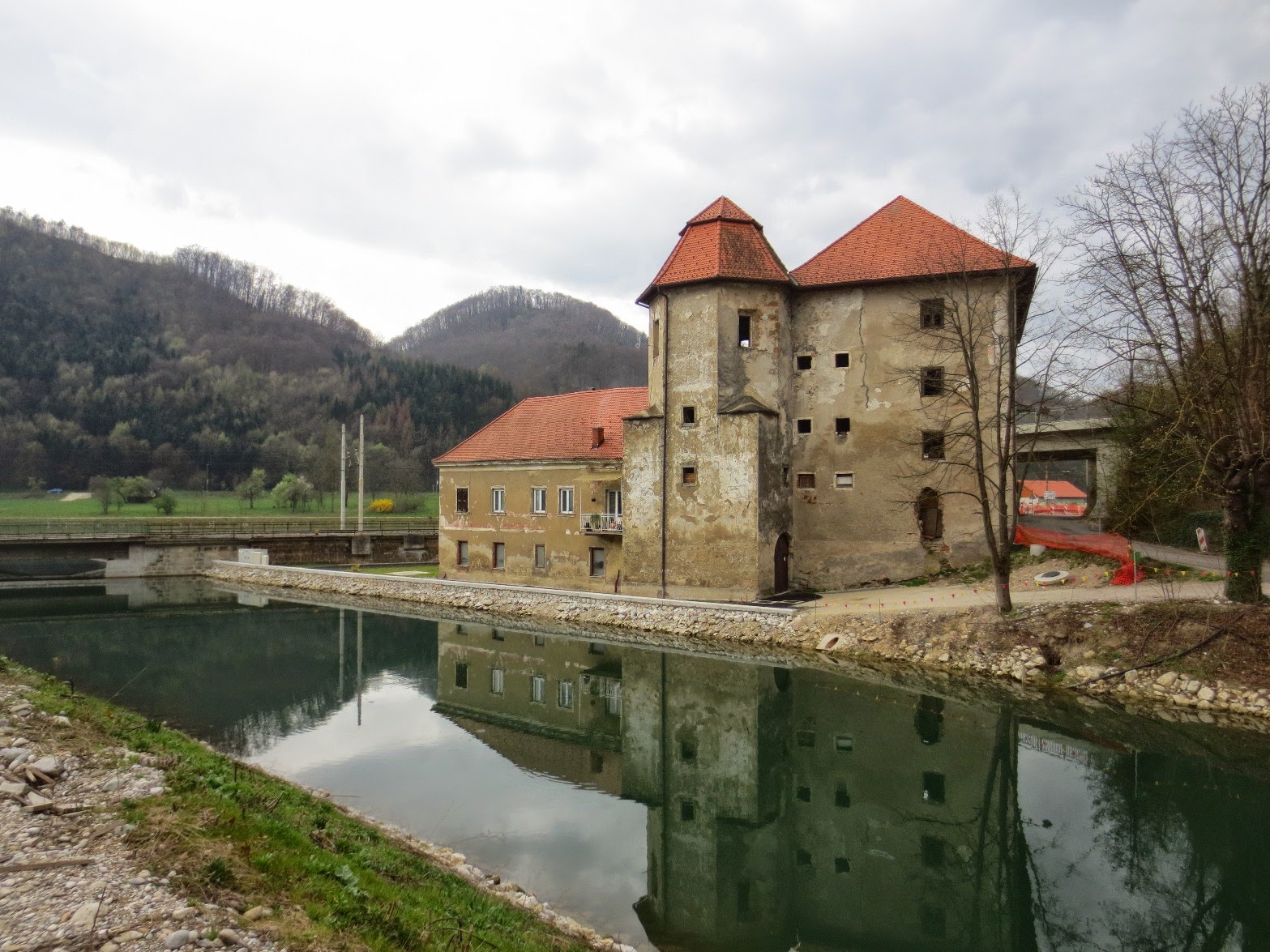 Menard & Jack Russell Terrier: Grad Rajhenburg in grad Turn