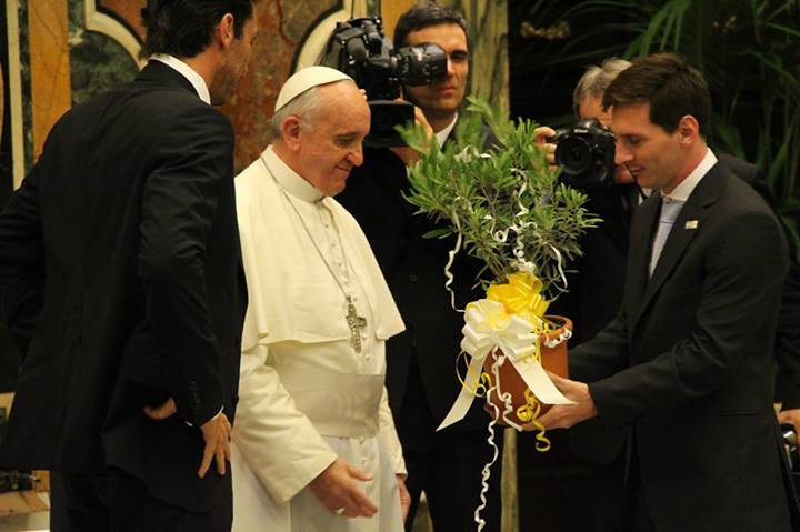 PHOTO OF THE DAY - World's Best Player Lionel Messi Visits Pope Francis ...