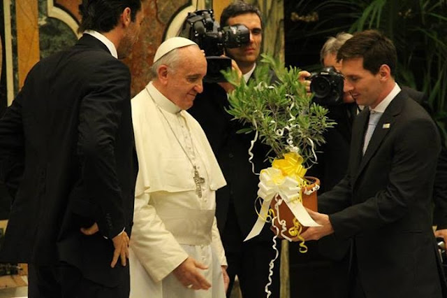 PHOTO OF THE DAY - World's Best Player Lionel Messi Visits Pope Francis ...