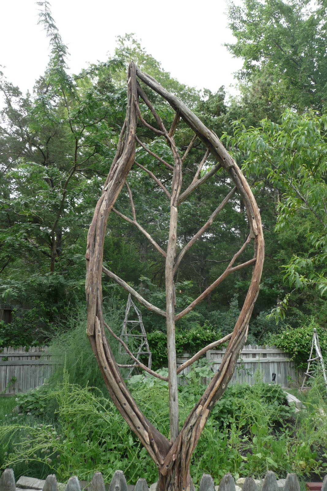 P1120938.jpg (1067×1600) | Garden structures, Garden trellis, Rustic ...
