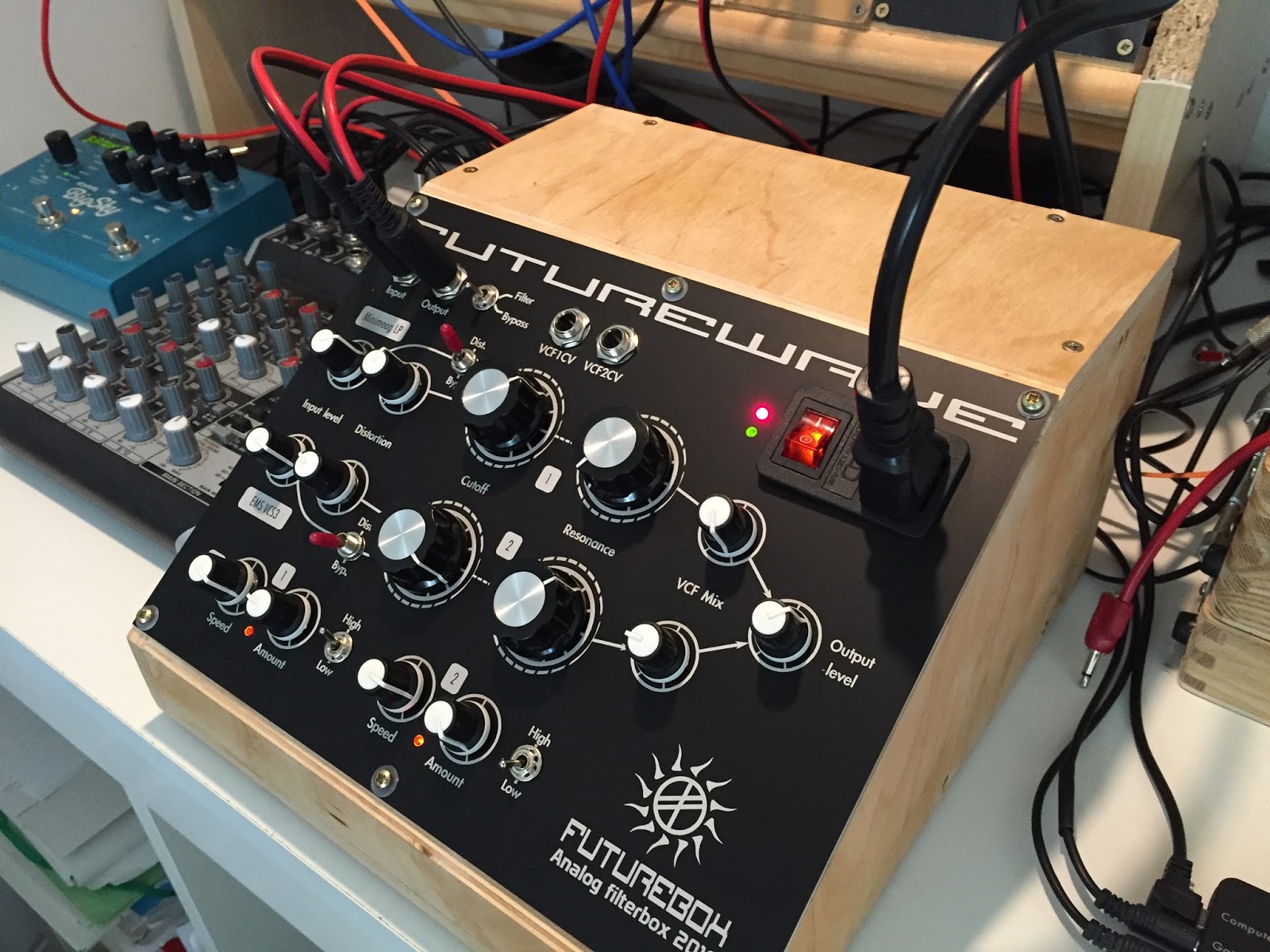 vinnui's DIY analog synthesizer: FutureBox: DIY analog filterbox
