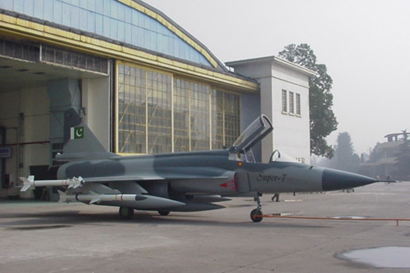 Defensa y Armas: Caza multirol: JF-17/FC-1 Thunder (China/Pakistán)
