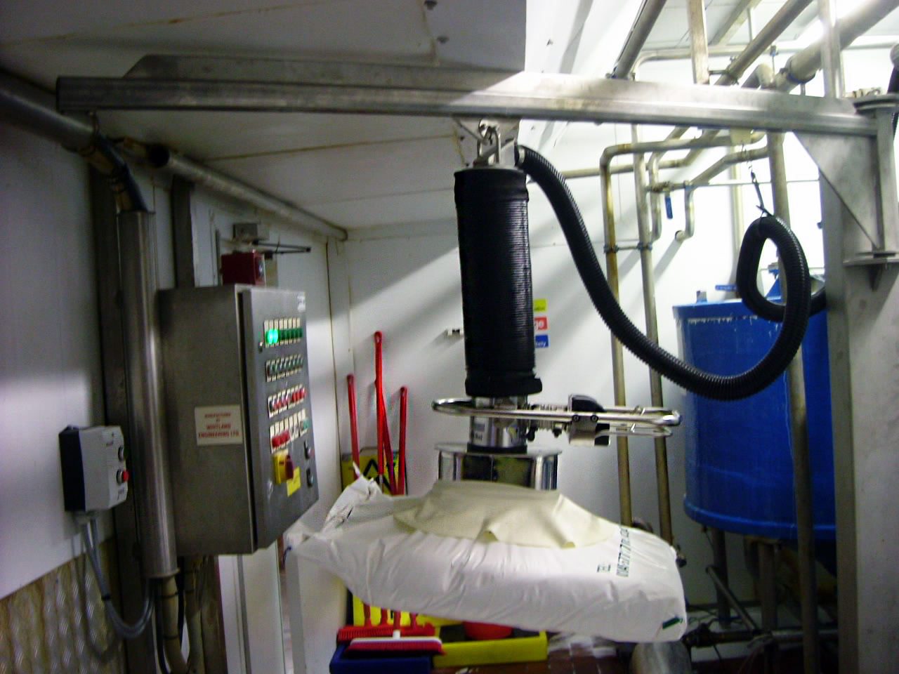 TAWIInternational: Ergonomic sack handling with VacuEasylift vacuum lifter