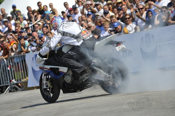 Stunning Stunts: BMW S 1000 RR Stunt