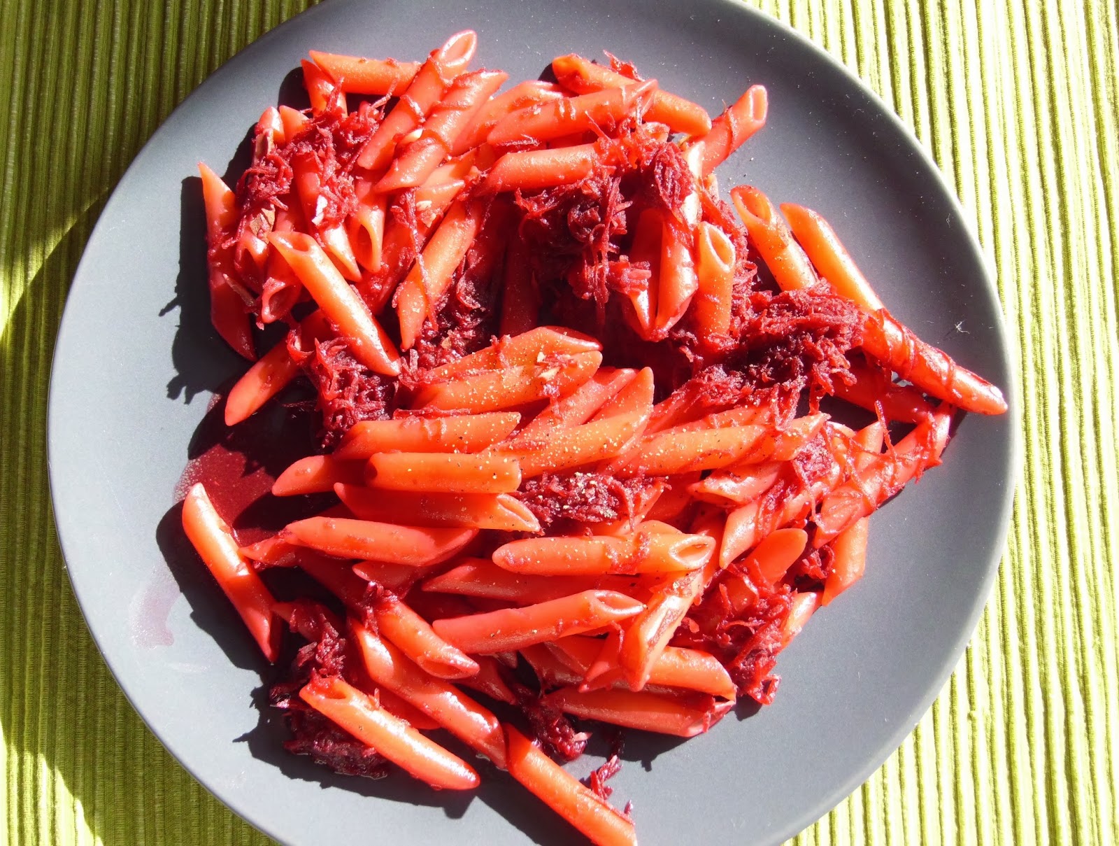 La Petite Cuisine: Pâtes Rouges à la Betterave (Crue)