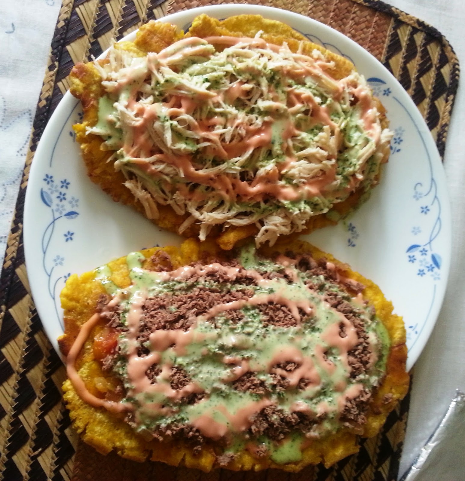 Los Caseros de Tina: Patacones con Pollo y Salsa de la Casa