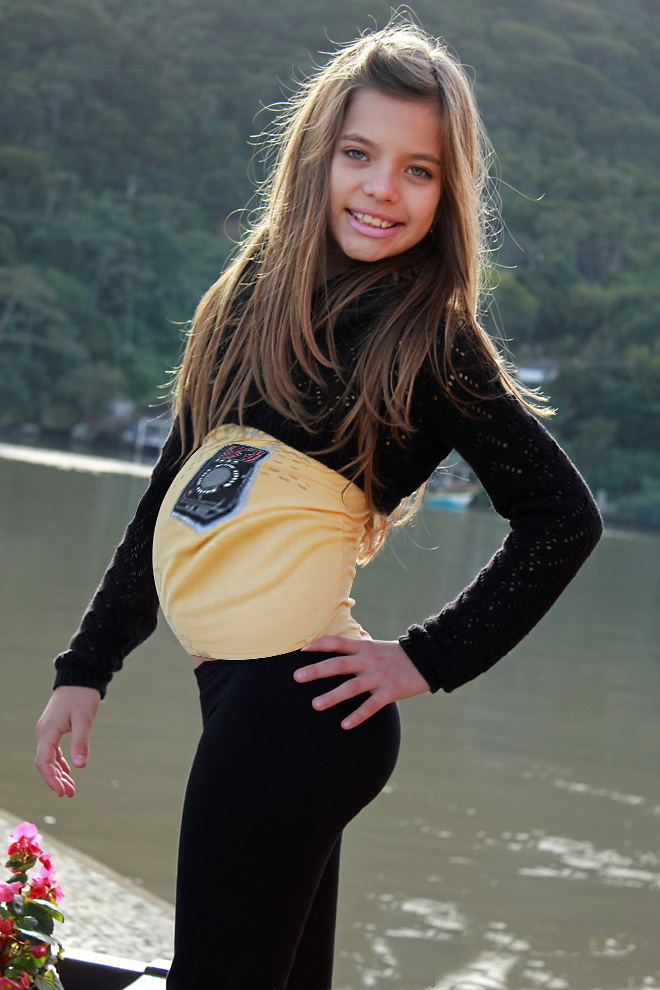 Controversial Fashion: Teen model pregnat