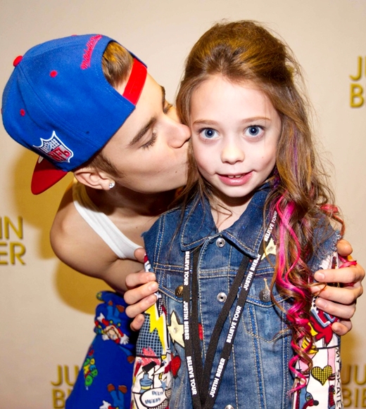 Justin Bieber: Justin Bieber with FANS in Tulsa, Photo Gallery!