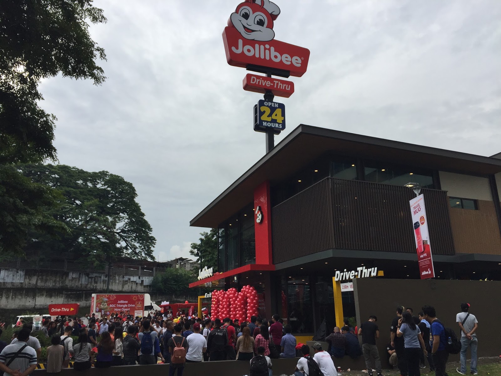 Jollibee39s 1000th Store Opens In Bgc Aci Girl