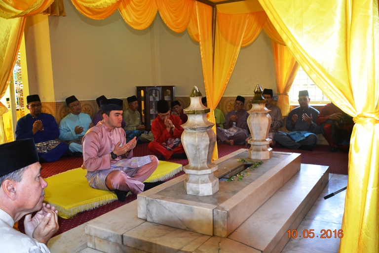 UNIT MAJLIS KERAIAN: MAJLIS MENZIARAHI MAKAM DIRAJA JUGRA OLEH DYTM ...