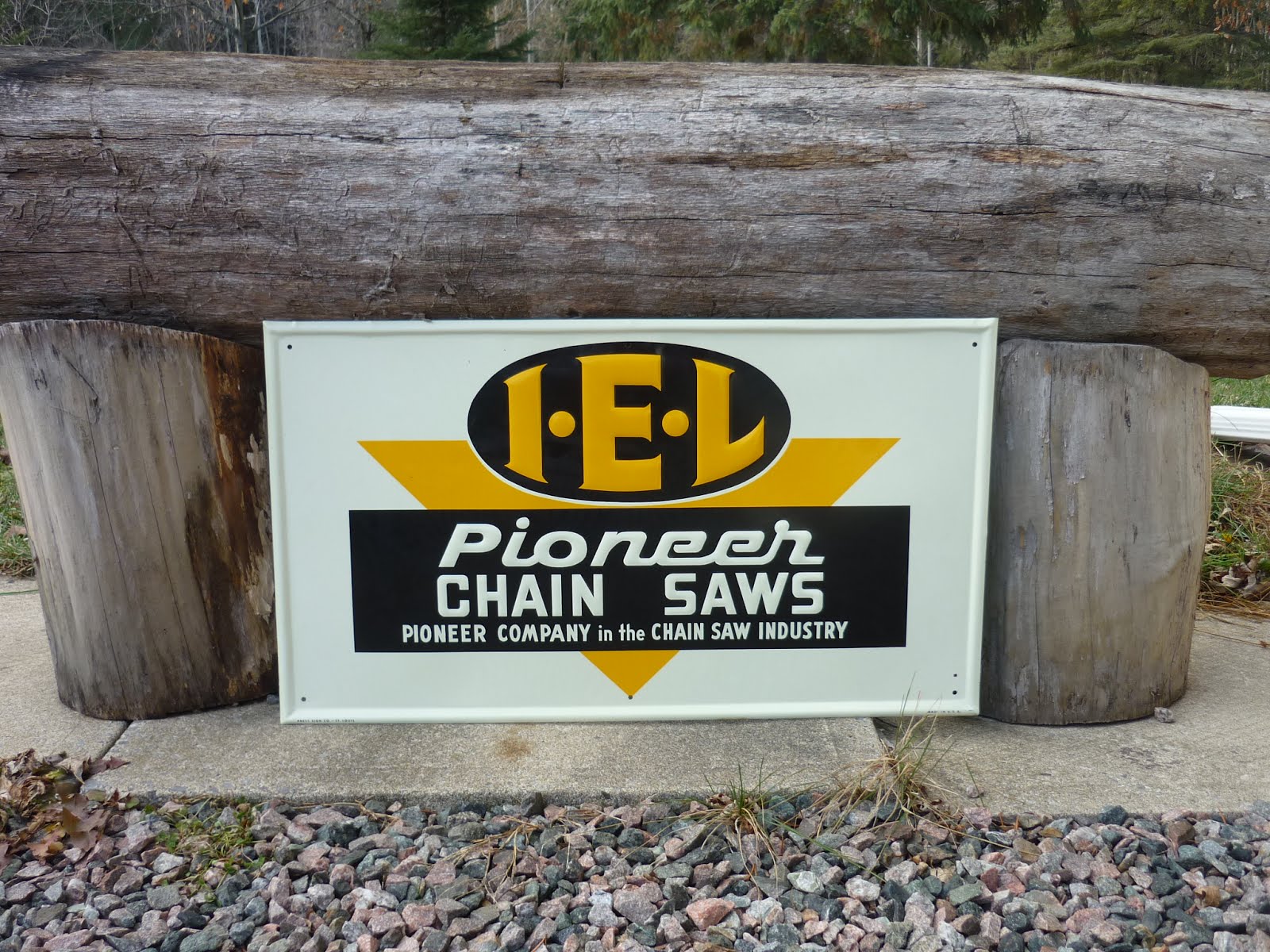 VINTAGE CHAINSAW COLLECTION: CHAINSAW SIGNS COLLECTION. (PICTURES).