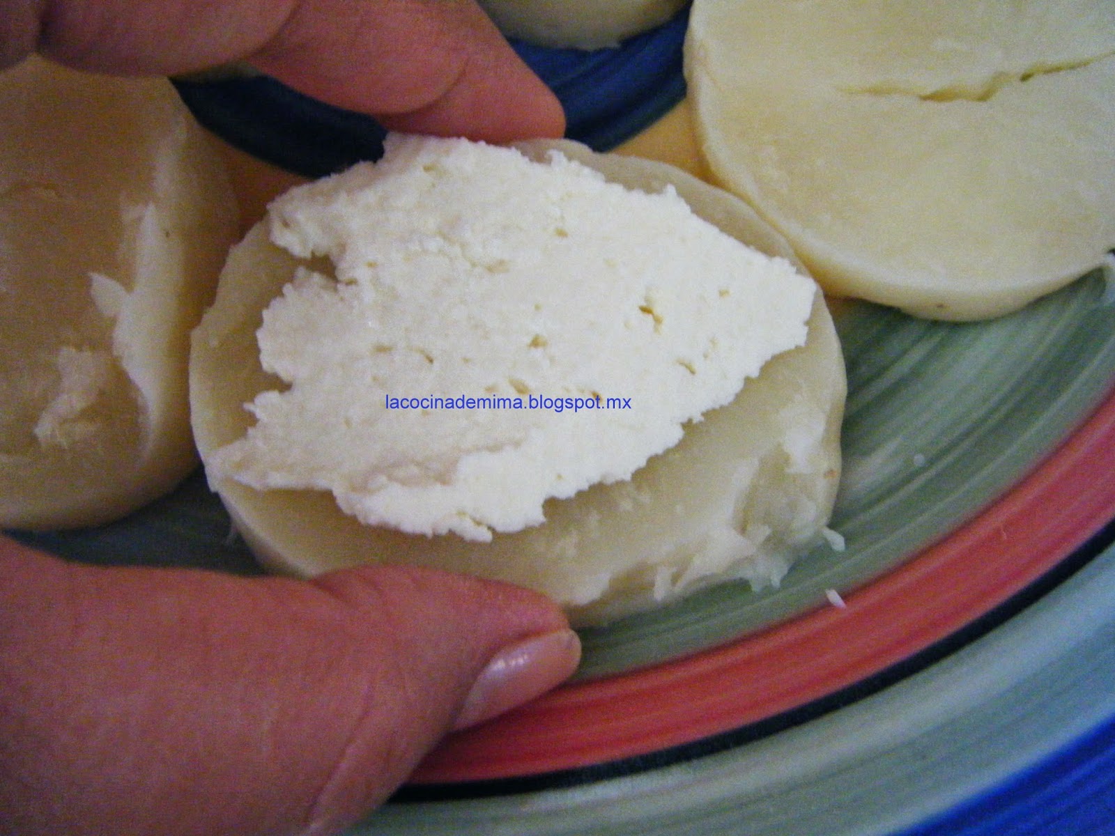 Tortitas de verduras capeadas con queso en caldillo de tomate