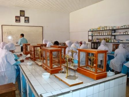SPESIALIST SMK FARMASI LABORATORY