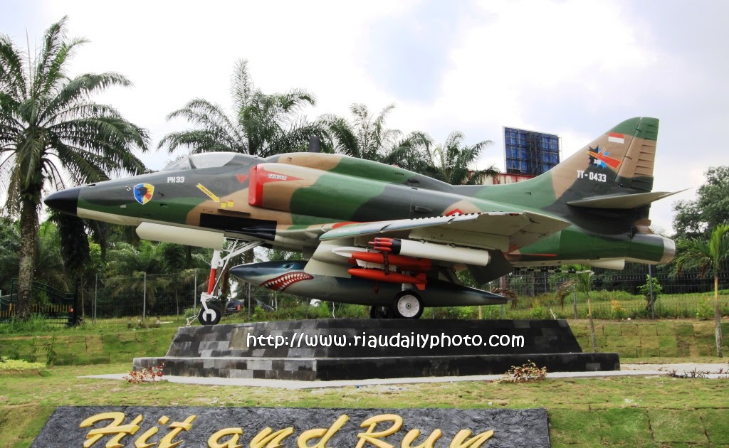 MONUMEN PESAWAT A-4E SKYHAWK LANUD PEKANBARU | RIAU DAILY PHOTO