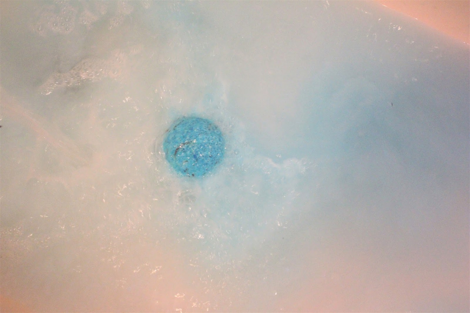 Megan Elizabeth: The Big Blue Bath Bomb Review