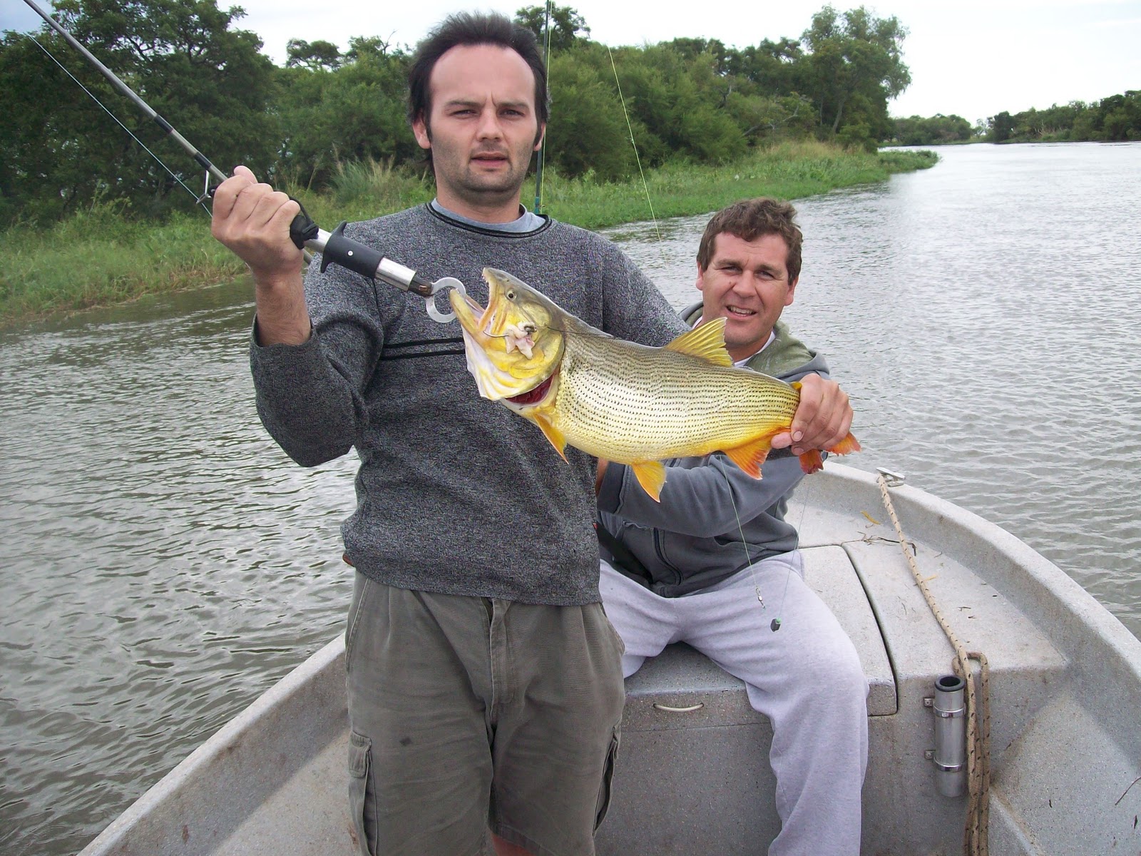 PESCANDO CON HIRAM : Pesca, amigos y asado...