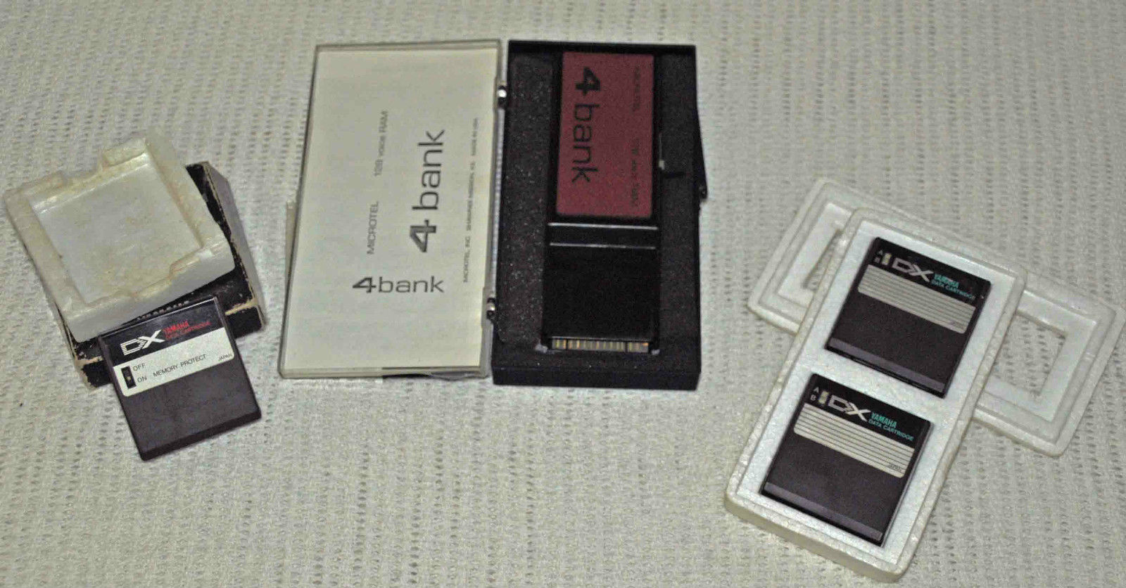 MATRIXSYNTH: Yamaha DX7 with 4 Bank Sound Card & Extras