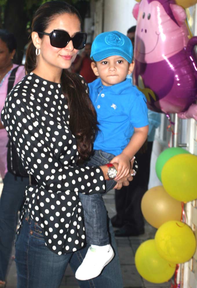 Sanjay Dutt- Manyata Celebrates First Birthday of Their Twin Sons ...
