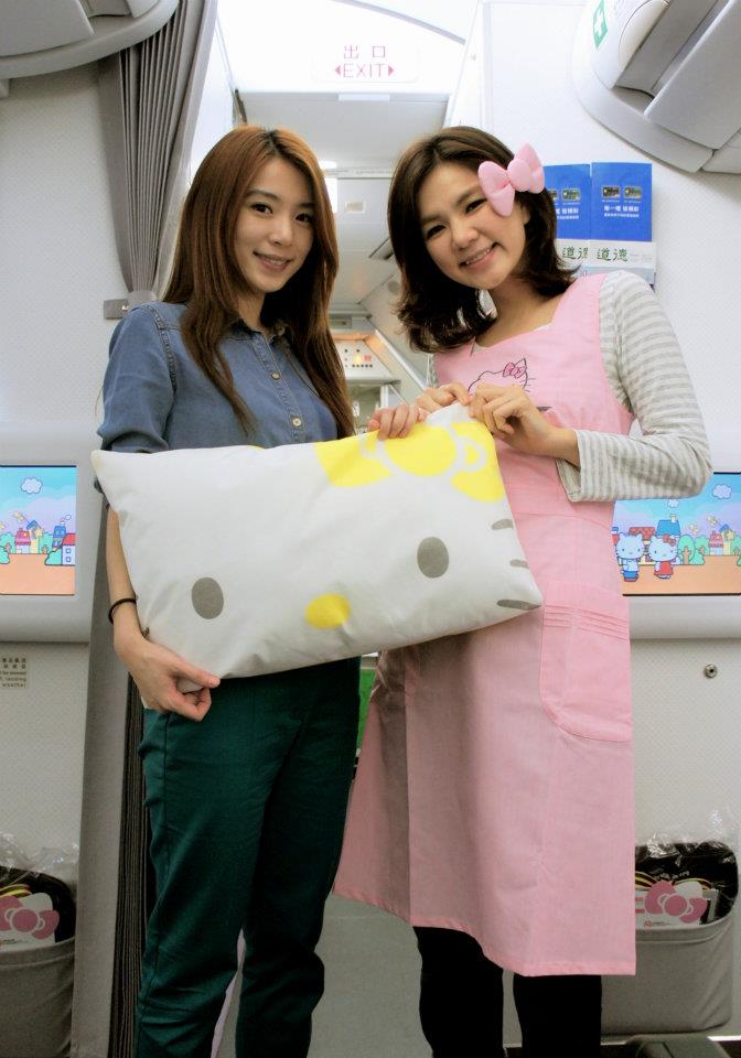 S.H.E Together Forever: Hebe & Ella takes the Hello Kitty plane to Guam